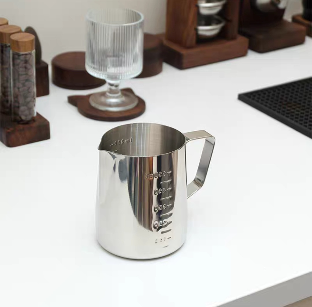AA0258 JARRA LECHE MEDIDOR DE ACERO 304 900 ML - KIKIKEN